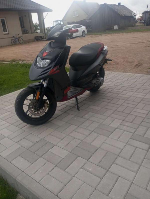 Black Aprilia SR 2016 in Taurage, with an engine capacity of 49.00 L and mileage of 28 thousand km for 1400 €, photo 7 on AUTOMOTO.COM.LV