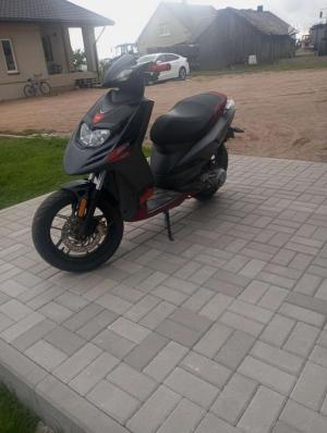 Black Aprilia SR 2016 in Taurage, with an engine capacity of 49.00 L and mileage of 28 thousand km for 1400 €, photo 8 on AUTOMOTO.COM.LV