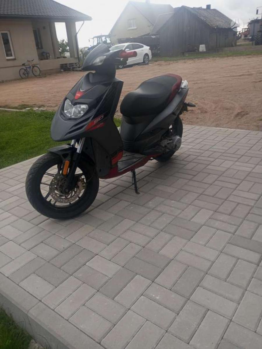 Black Aprilia SR 2016 in Taurage, with an engine capacity of 49.00 L and mileage of 28 thousand km for 1400 €, photo 8 on AUTOMOTO.COM.LV