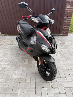 Melns Aprilia SR 2016 Kauņa, ar dzinēja tilpumu 49.00 L un nobraukumu 18 tūkst. km par 1850 €, foto  vietnē AUTOMOTO.COM.LV