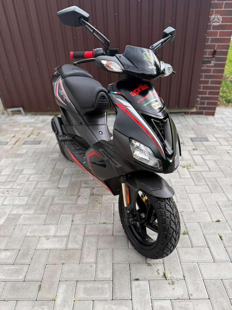 Melns Aprilia SR 2016 Kauņa, ar dzinēja tilpumu 49.00 L un nobraukumu 18 tūkst. km par 1850 €, foto 1 vietnē AUTOMOTO.COM.LV