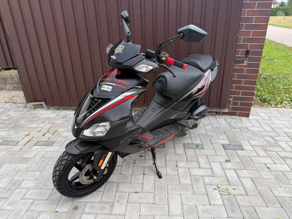 Melns Aprilia SR 2016 Kauņa, ar dzinēja tilpumu 49.00 L un nobraukumu 18 tūkst. km par 1850 €, foto 3 vietnē AUTOMOTO.COM.LV