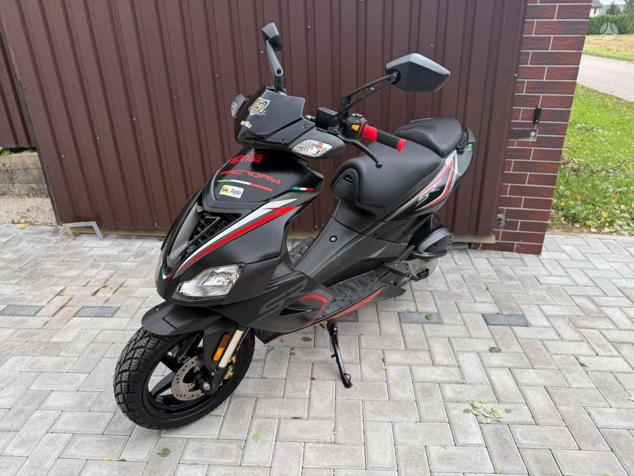 Melns Aprilia SR 2016 Kauņa, ar dzinēja tilpumu 49.00 L un nobraukumu 18 tūkst. km par 1850 €, foto 3 vietnē AUTOMOTO.COM.LV