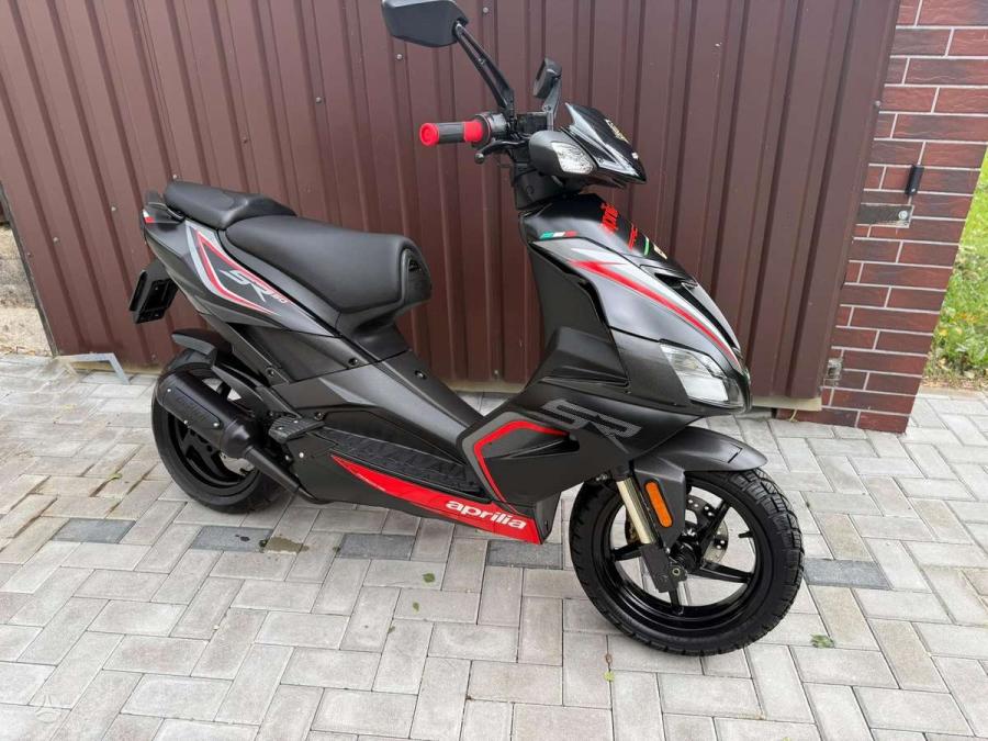 Melns Aprilia SR 2016 Kauņa, ar dzinēja tilpumu 49.00 L un nobraukumu 18 tūkst. km par 1850 €, foto 4 vietnē AUTOMOTO.COM.LV