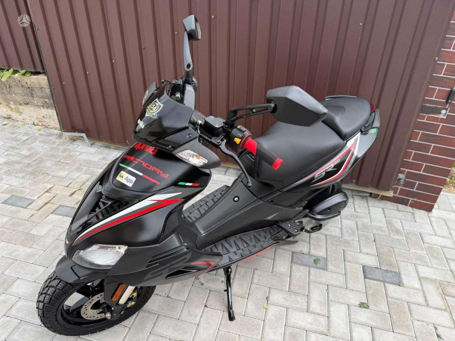 Melns Aprilia SR 2016 Kauņa, ar dzinēja tilpumu 49.00 L un nobraukumu 18 tūkst. km par 1850 €, foto 5 vietnē AUTOMOTO.COM.LV