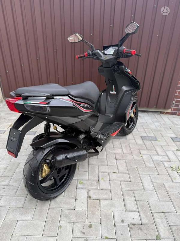 Melns Aprilia SR 2016 Kauņa, ar dzinēja tilpumu 49.00 L un nobraukumu 18 tūkst. km par 1850 €, foto 6 vietnē AUTOMOTO.COM.LV