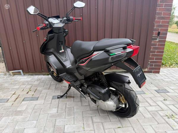 Melns Aprilia SR 2016 Kauņa, ar dzinēja tilpumu 49.00 L un nobraukumu 18 tūkst. km par 1850 €, foto 7 vietnē AUTOMOTO.COM.LV