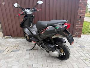 Melns Aprilia SR 2016 Kauņa, ar dzinēja tilpumu 49.00 L un nobraukumu 18 tūkst. km par 1850 €, foto 7 vietnē AUTOMOTO.COM.LV