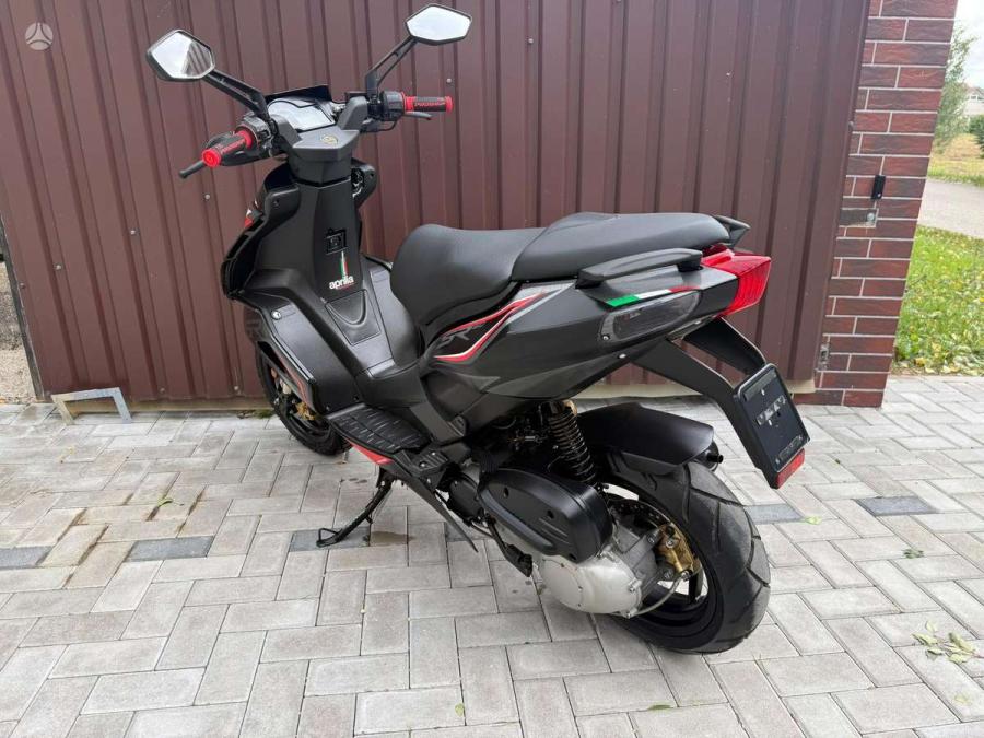 Melns Aprilia SR 2016 Kauņa, ar dzinēja tilpumu 49.00 L un nobraukumu 18 tūkst. km par 1850 €, foto 7 vietnē AUTOMOTO.COM.LV
