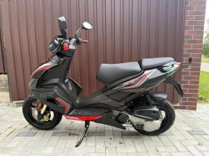 Melns Aprilia SR 2016 Kauņa, ar dzinēja tilpumu 49.00 L un nobraukumu 18 tūkst. km par 1850 €, foto 9 vietnē AUTOMOTO.COM.LV