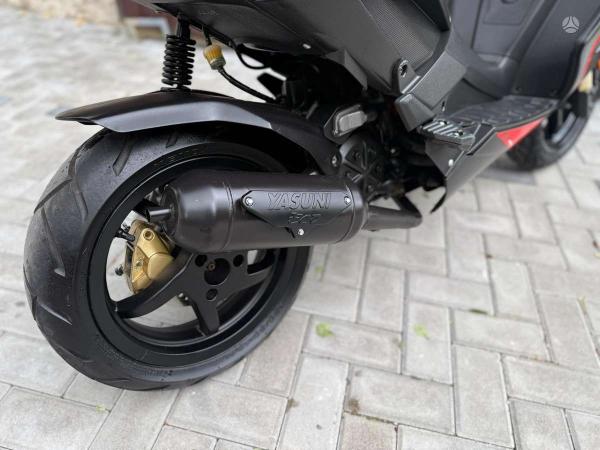 Melns Aprilia SR 2016 Kauņa, ar dzinēja tilpumu 49.00 L un nobraukumu 18 tūkst. km par 1850 €, foto 10 vietnē AUTOMOTO.COM.LV