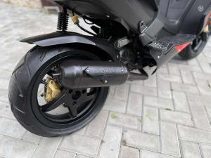 Melns Aprilia SR 2016 Kauņa, ar dzinēja tilpumu 49.00 L un nobraukumu 18 tūkst. km par 1850 €, foto 10 vietnē AUTOMOTO.COM.LV