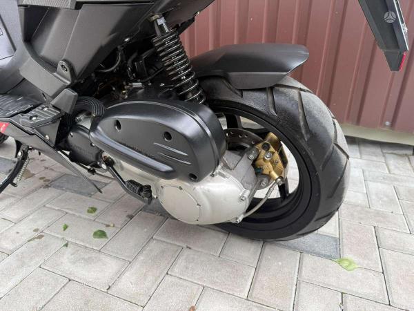 Melns Aprilia SR 2016 Kauņa, ar dzinēja tilpumu 49.00 L un nobraukumu 18 tūkst. km par 1850 €, foto 11 vietnē AUTOMOTO.COM.LV