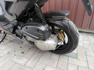 Melns Aprilia SR 2016 Kauņa, ar dzinēja tilpumu 49.00 L un nobraukumu 18 tūkst. km par 1850 €, foto 11 vietnē AUTOMOTO.COM.LV