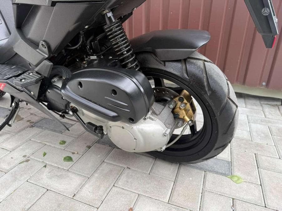 Melns Aprilia SR 2016 Kauņa, ar dzinēja tilpumu 49.00 L un nobraukumu 18 tūkst. km par 1850 €, foto 11 vietnē AUTOMOTO.COM.LV