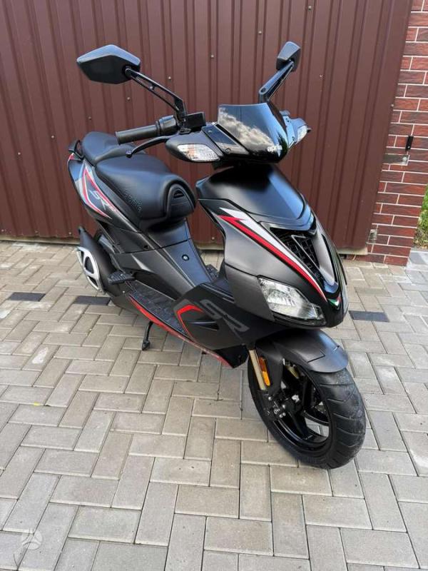 Melns Aprilia SR 2016 Kauņa, ar dzinēja tilpumu 49.00 L un nobraukumu 18 tūkst. km par 1950 €, foto 1 vietnē AUTOMOTO.COM.LV