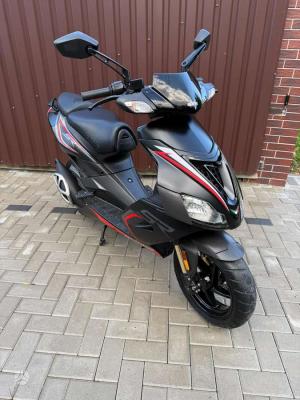 Melns Aprilia SR 2016 Kauņa, ar dzinēja tilpumu 49.00 L un nobraukumu 18 tūkst. km par 1950 €, foto 1 vietnē AUTOMOTO.COM.LV