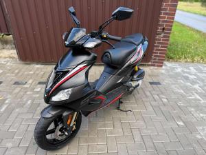 Melns Aprilia SR 2016 Kauņa, ar dzinēja tilpumu 49.00 L un nobraukumu 18 tūkst. km par 1950 €, foto 3 vietnē AUTOMOTO.COM.LV