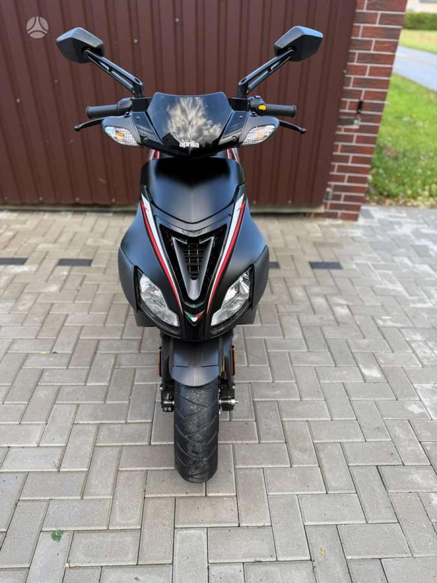Melns Aprilia SR 2016 Kauņa, ar dzinēja tilpumu 49.00 L un nobraukumu 18 tūkst. km par 1950 €, foto 4 vietnē AUTOMOTO.COM.LV