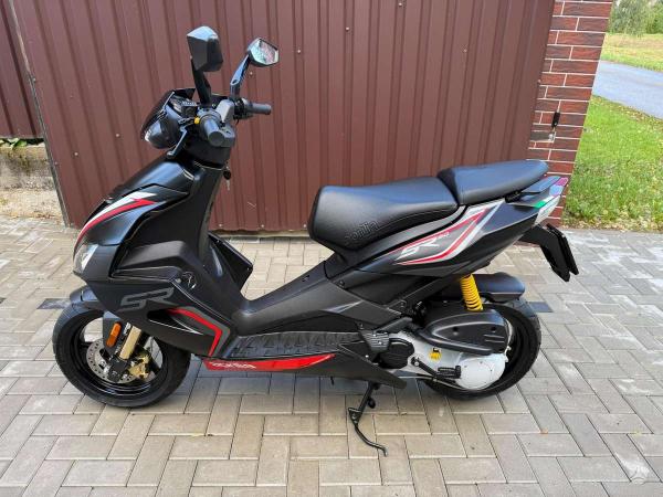 Melns Aprilia SR 2016 Kauņa, ar dzinēja tilpumu 49.00 L un nobraukumu 18 tūkst. km par 1950 €, foto 5 vietnē AUTOMOTO.COM.LV