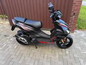 Melns Aprilia SR 2016 Kauņa, ar dzinēja tilpumu 49.00 L un nobraukumu 18 tūkst. km par 1950 €, foto 6 vietnē AUTOMOTO.COM.LV