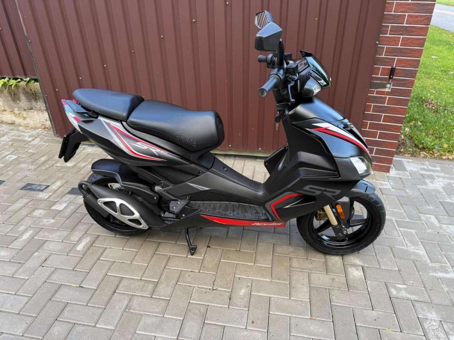 Melns Aprilia SR 2016 Kauņa, ar dzinēja tilpumu 49.00 L un nobraukumu 18 tūkst. km par 1950 €, foto 6 vietnē AUTOMOTO.COM.LV