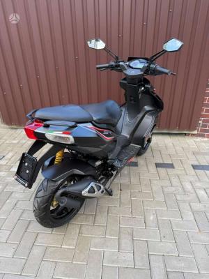 Melns Aprilia SR 2016 Kauņa, ar dzinēja tilpumu 49.00 L un nobraukumu 18 tūkst. km par 1950 €, foto 7 vietnē AUTOMOTO.COM.LV