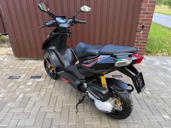 Melns Aprilia SR 2016 Kauņa, ar dzinēja tilpumu 49.00 L un nobraukumu 18 tūkst. km par 1950 €, foto 8 vietnē AUTOMOTO.COM.LV