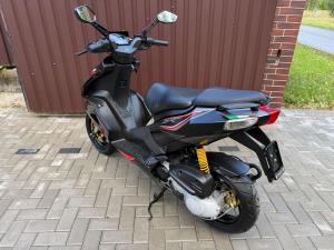 Melns Aprilia SR 2016 Kauņa, ar dzinēja tilpumu 49.00 L un nobraukumu 18 tūkst. km par 1950 €, foto 8 vietnē AUTOMOTO.COM.LV