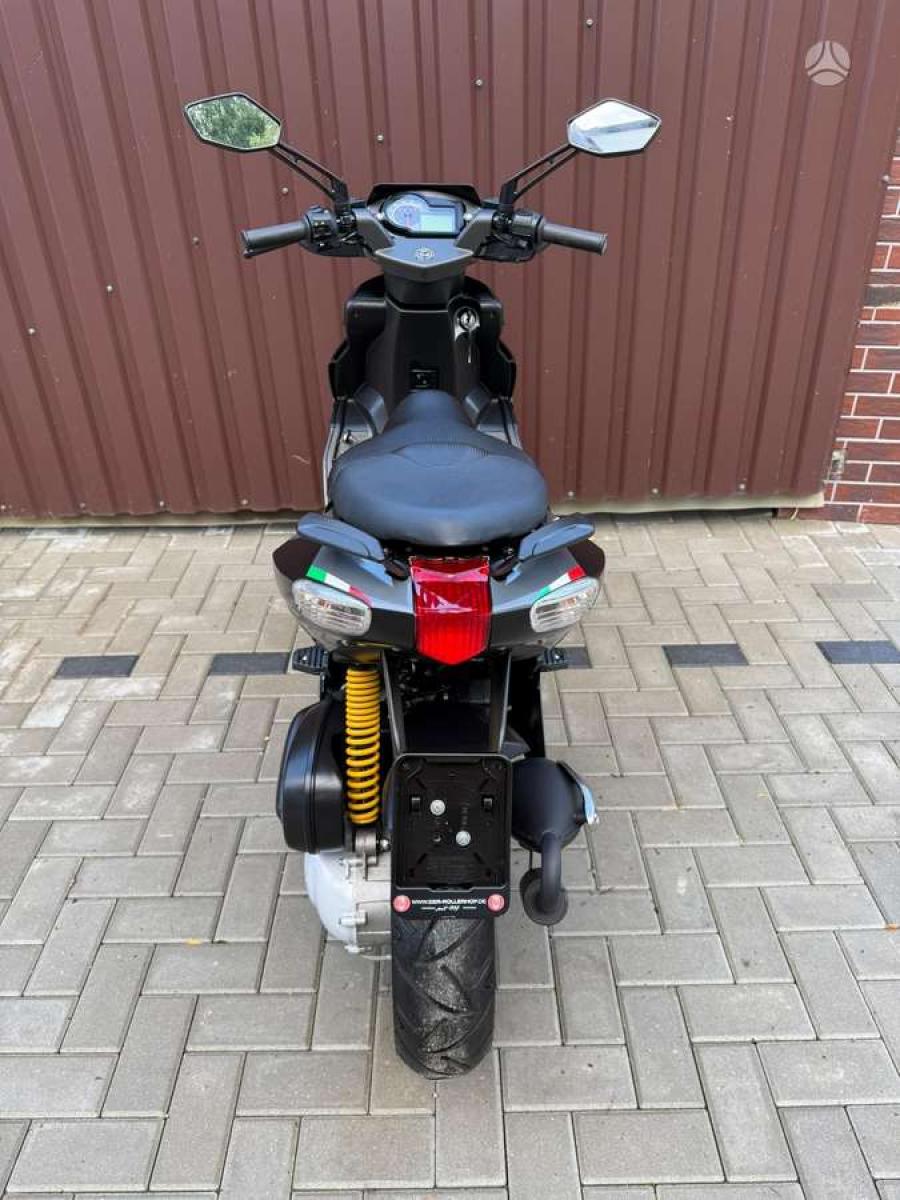 Melns Aprilia SR 2016 Kauņa, ar dzinēja tilpumu 49.00 L un nobraukumu 18 tūkst. km par 1950 €, foto 9 vietnē AUTOMOTO.COM.LV