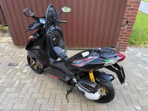 Melns Aprilia SR 2016 Kauņa, ar dzinēja tilpumu 49.00 L un nobraukumu 18 tūkst. km par 1950 €, foto 10 vietnē AUTOMOTO.COM.LV