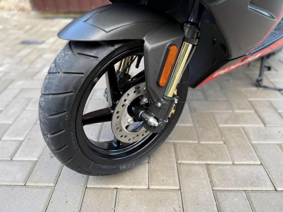 Melns Aprilia SR 2016 Kauņa, ar dzinēja tilpumu 49.00 L un nobraukumu 18 tūkst. km par 1950 €, foto 12 vietnē AUTOMOTO.COM.LV