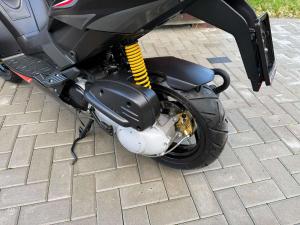 Melns Aprilia SR 2016 Kauņa, ar dzinēja tilpumu 49.00 L un nobraukumu 18 tūkst. km par 1950 €, foto 13 vietnē AUTOMOTO.COM.LV