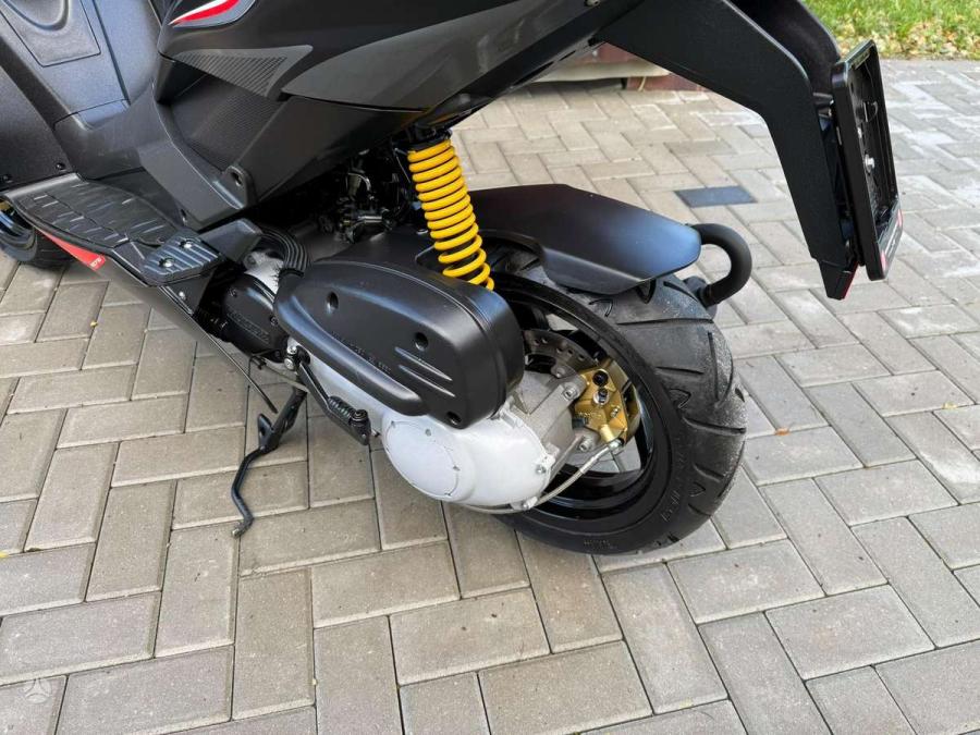 Melns Aprilia SR 2016 Kauņa, ar dzinēja tilpumu 49.00 L un nobraukumu 18 tūkst. km par 1950 €, foto 13 vietnē AUTOMOTO.COM.LV
