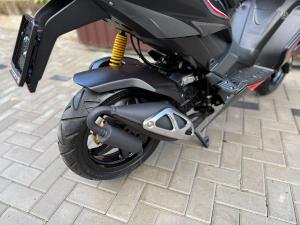 Melns Aprilia SR 2016 Kauņa, ar dzinēja tilpumu 49.00 L un nobraukumu 18 tūkst. km par 1950 €, foto 14 vietnē AUTOMOTO.COM.LV
