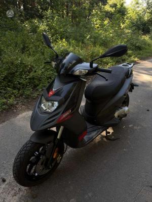 Black Aprilia SR 2017 in Vilnius, with an engine capacity of 50.00 L and mileage of 11 thousand km for 1350 €, photo  on AUTOMOTO.COM.LV
