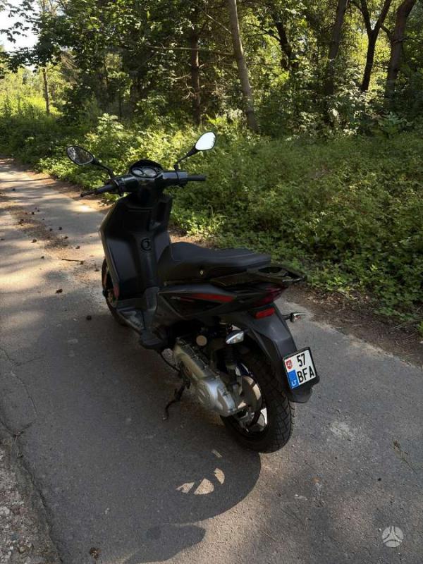 Melns Aprilia SR 2017 Viļņa, ar dzinēja tilpumu 50.00 L un nobraukumu 11 tūkst. km par 1350 €, foto 2 vietnē AUTOMOTO.COM.LV
