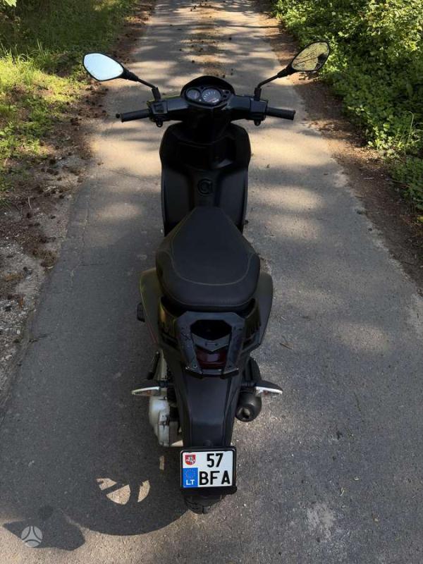 Melns Aprilia SR 2017 Viļņa, ar dzinēja tilpumu 50.00 L un nobraukumu 11 tūkst. km par 1350 €, foto 3 vietnē AUTOMOTO.COM.LV