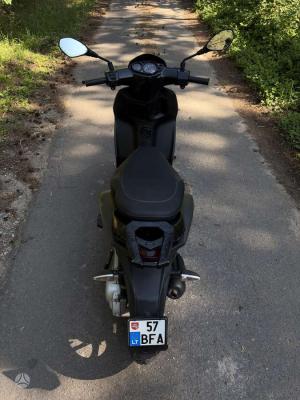 Black Aprilia SR 2017 in Vilnius, with an engine capacity of 50.00 L and mileage of 11 thousand km for 1350 €, photo 4 on AUTOMOTO.COM.LV