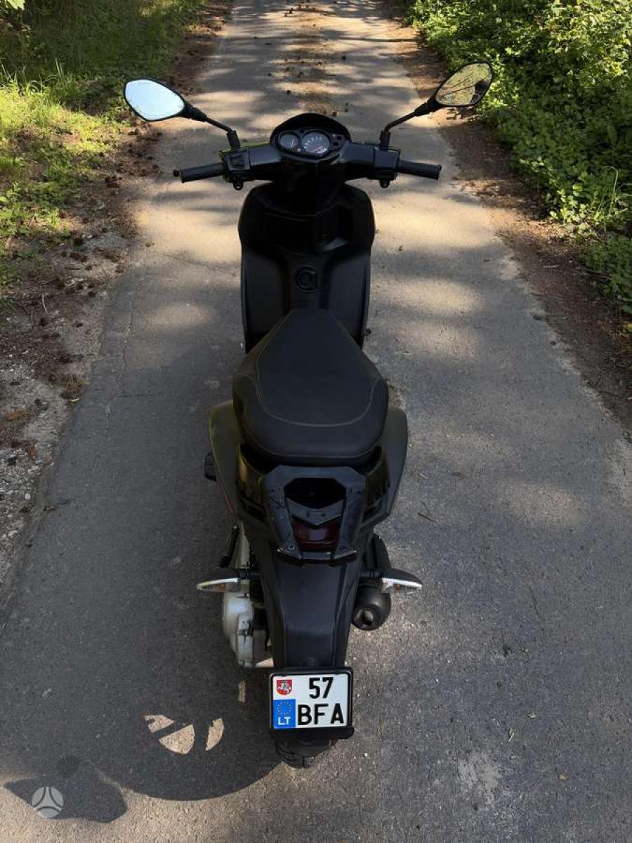 Black Aprilia SR 2017 in Vilnius, with an engine capacity of 50.00 L and mileage of 11 thousand km for 1350 €, photo 4 on AUTOMOTO.COM.LV