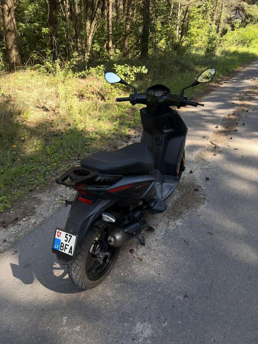 Black Aprilia SR 2017 in Vilnius, with an engine capacity of 50.00 L and mileage of 11 thousand km for 1350 €, photo 5 on AUTOMOTO.COM.LV