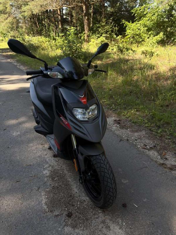 Melns Aprilia SR 2017 Viļņa, ar dzinēja tilpumu 50.00 L un nobraukumu 11 tūkst. km par 1350 €, foto 5 vietnē AUTOMOTO.COM.LV
