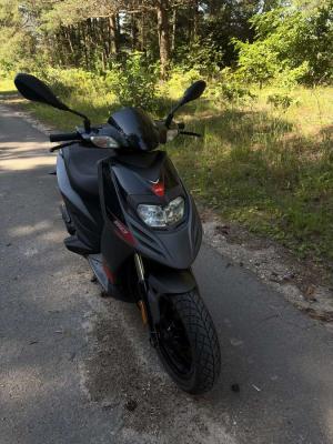Black Aprilia SR 2017 in Vilnius, with an engine capacity of 50.00 L and mileage of 11 thousand km for 1350 €, photo 6 on AUTOMOTO.COM.LV