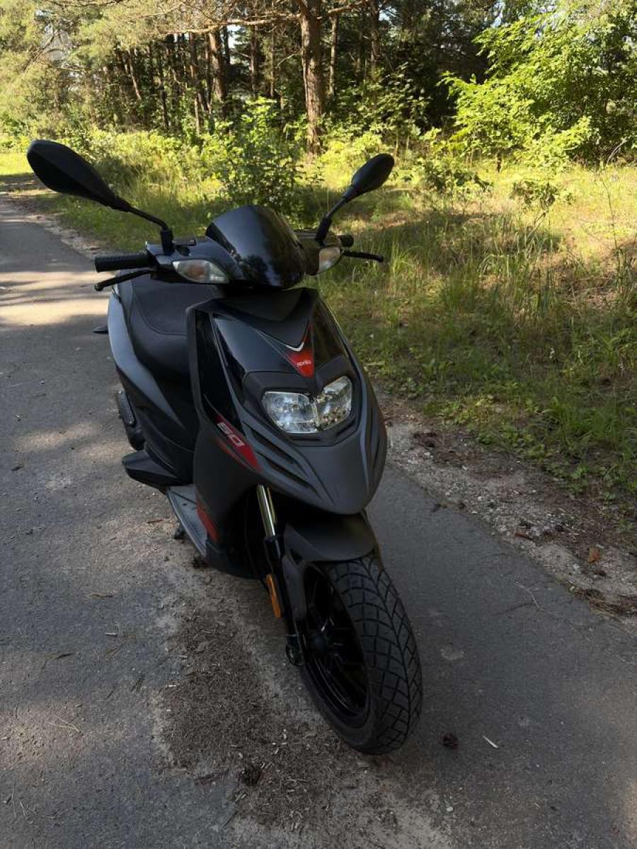 Black Aprilia SR 2017 in Vilnius, with an engine capacity of 50.00 L and mileage of 11 thousand km for 1350 €, photo 6 on AUTOMOTO.COM.LV