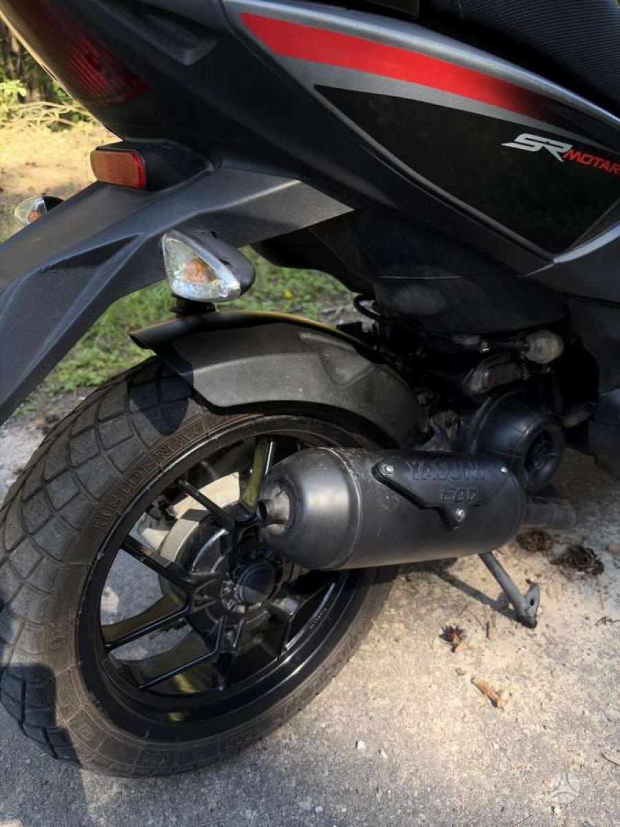 Black Aprilia SR 2017 in Vilnius, with an engine capacity of 50.00 L and mileage of 11 thousand km for 1350 €, photo 7 on AUTOMOTO.COM.LV