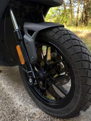 Black Aprilia SR 2017 in Vilnius, with an engine capacity of 50.00 L and mileage of 11 thousand km for 1350 €, photo 8 on AUTOMOTO.COM.LV