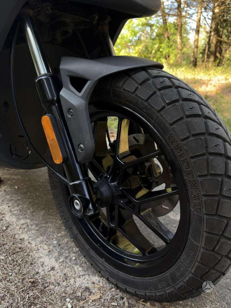 Black Aprilia SR 2017 in Vilnius, with an engine capacity of 50.00 L and mileage of 11 thousand km for 1350 €, photo 8 on AUTOMOTO.COM.LV
