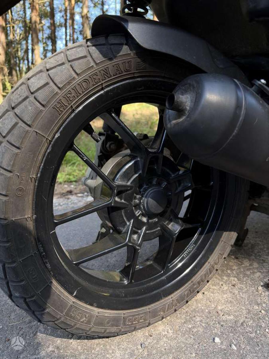 Black Aprilia SR 2017 in Vilnius, with an engine capacity of 50.00 L and mileage of 11 thousand km for 1350 €, photo 9 on AUTOMOTO.COM.LV