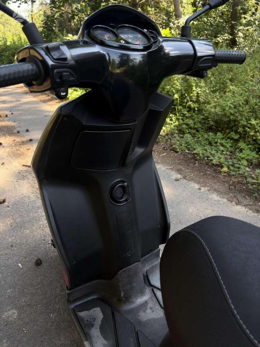 Black Aprilia SR 2017 in Vilnius, with an engine capacity of 50.00 L and mileage of 11 thousand km for 1350 €, photo 10 on AUTOMOTO.COM.LV