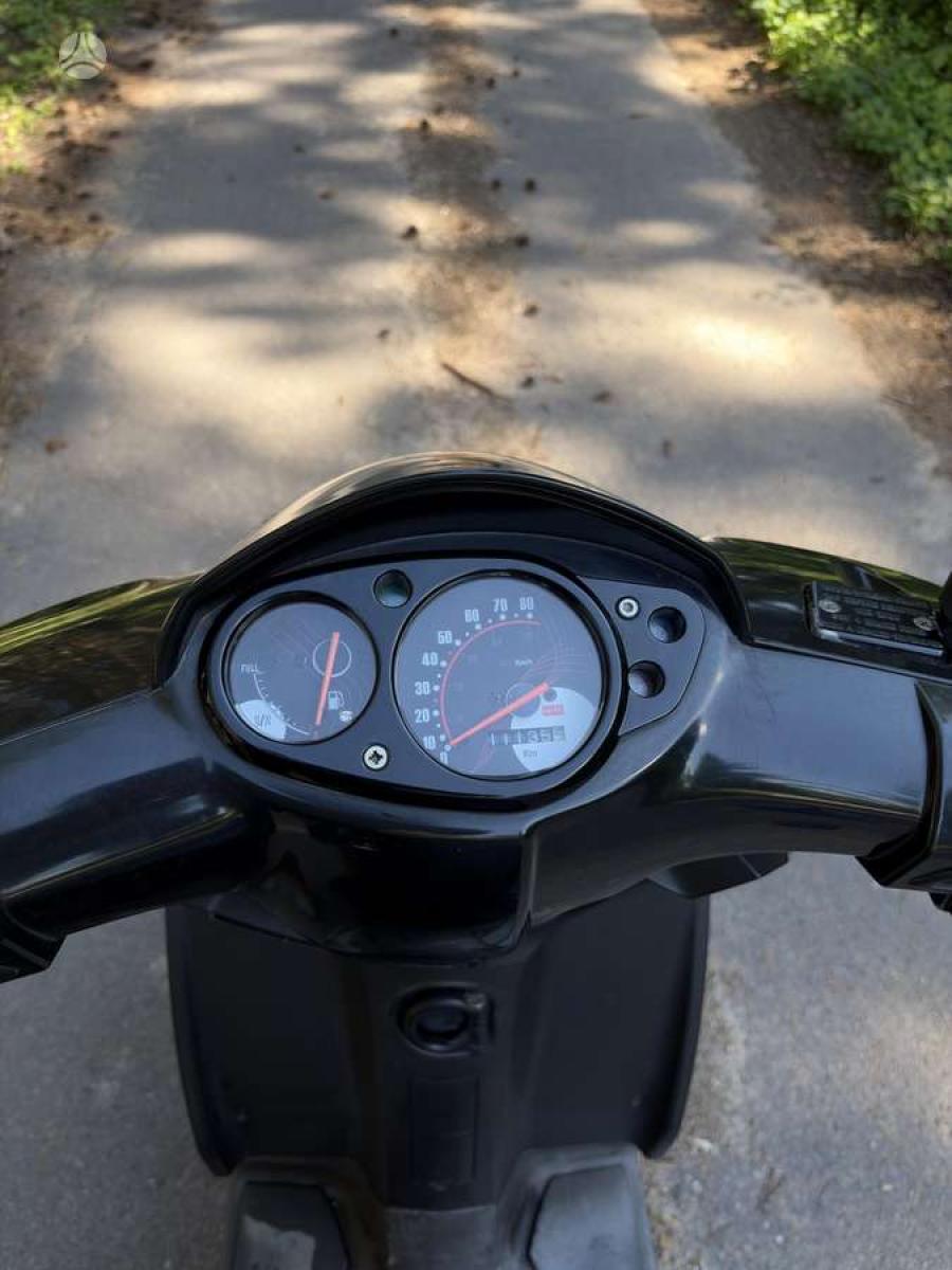 Black Aprilia SR 2017 in Vilnius, with an engine capacity of 50.00 L and mileage of 11 thousand km for 1350 €, photo 11 on AUTOMOTO.COM.LV
